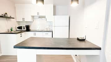 Suite-Estúdio Deluxe | Cozinha privada | Minifrigorífico, um micro-ondas