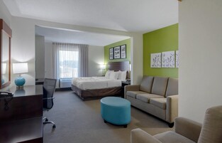 Cofres nos quartos, escrivaninha, cortinas blackout