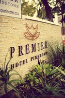 Placa do Premier Hotel em Pinetown, com logo de coroa e o nome do hotel.