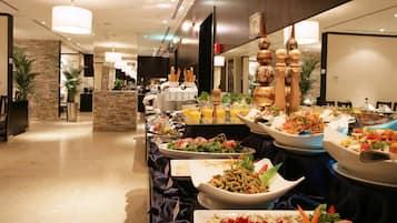 Café da manhã, almoço e jantar; culinária internacional