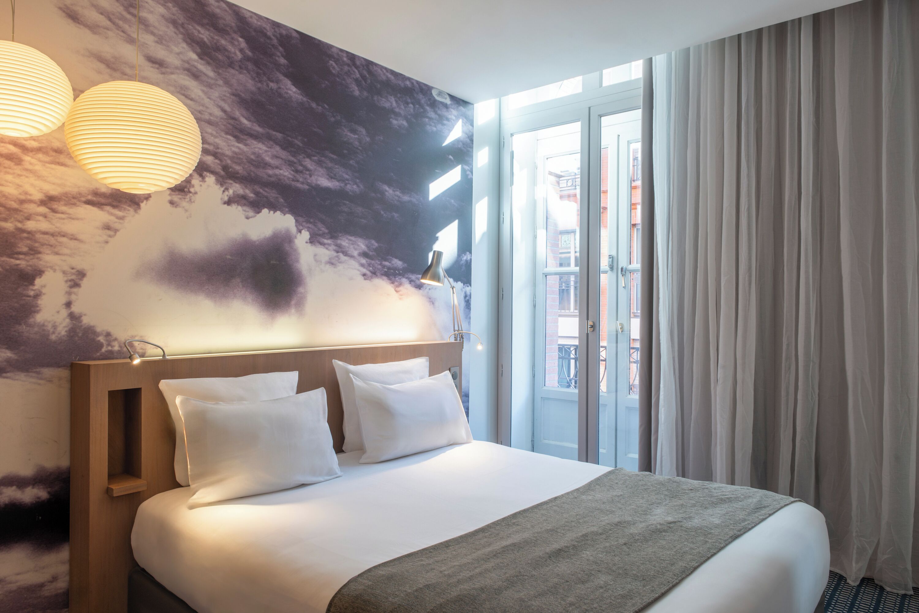 Roupas de cama premium, cofres nos quartos, escrivaninha