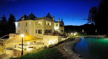 Fachada da propriedade à noite