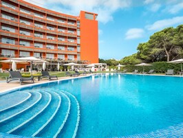 Piscina exterior, guarda-sóis, espreguiçadeiras 