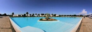Piscina exterior, guarda-sóis 