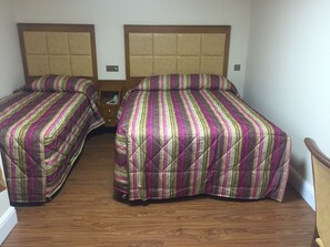 Quarto Triplo | Cofre no quarto, secretária, roupa de cama fornecida 