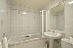 Um secador de cabelo (mediante pedido), toalhas fornecidas 