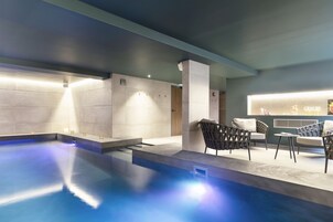 Piscina interna, piscina externa, funciona das 10h às 22h, guarda-sóis