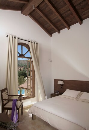 Cofre no quarto, ferro/tábua de engomar, roupa de cama fornecida 