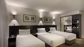 Quarto Deluxe | Minibar, cofre no quarto, secretária, cortinas/cortinados opacos