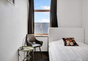 Com decoração personalizada, com mobília individualizada, secretária 