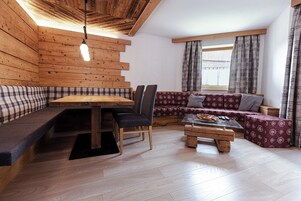 Apartamento Familiar, varanda, no edifício anexo | Sala de estar | TV de ecrã plano 