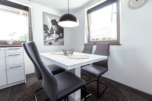 Apartamento família, sacada, em edifício anexo | Cozinha privada | Cadeirão de bebê