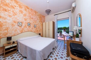 Quarto Duplo, varanda | Roupa de alta qualidade, minibar, cofre no quarto, secretária 