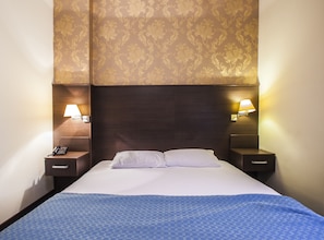 Quarto Duplo Standard, não fumadores | Minibar, cofre no quarto, secretária, Wi-fi grátis 