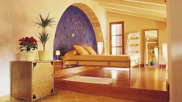 Suíte júnior, sacada (terrace) | Roupas de cama premium, frigobar, cofres nos quartos, escrivaninha