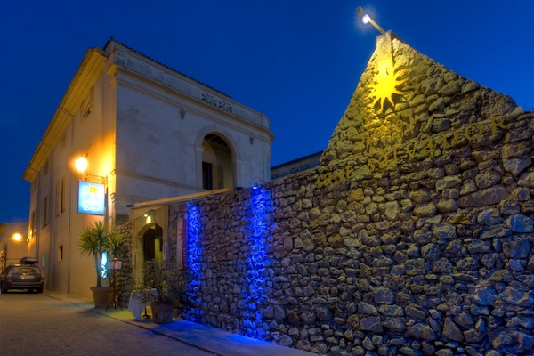 Fachada da propriedade à noite