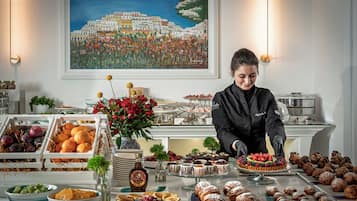 Café da manhã com buffet grátis todos os dias