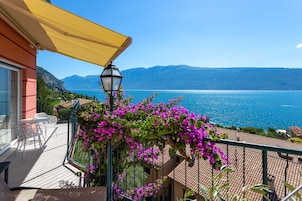 Suite Panorâmica, varanda, vista para o lago | Vista do quarto