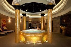 Banheira de hidromassagem interior