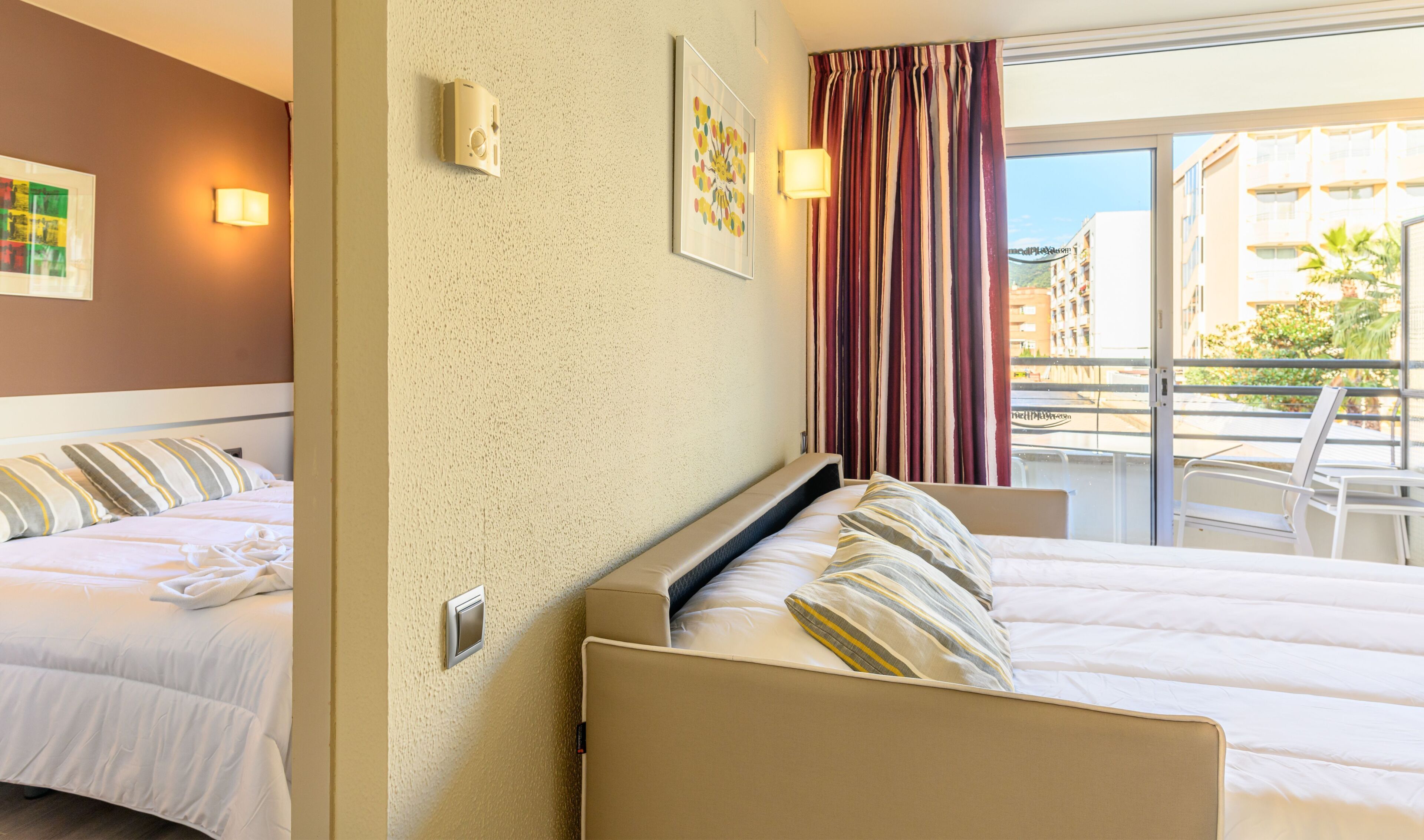 Cortinas blackout, Wi-Fi de cortesia, roupa de cama