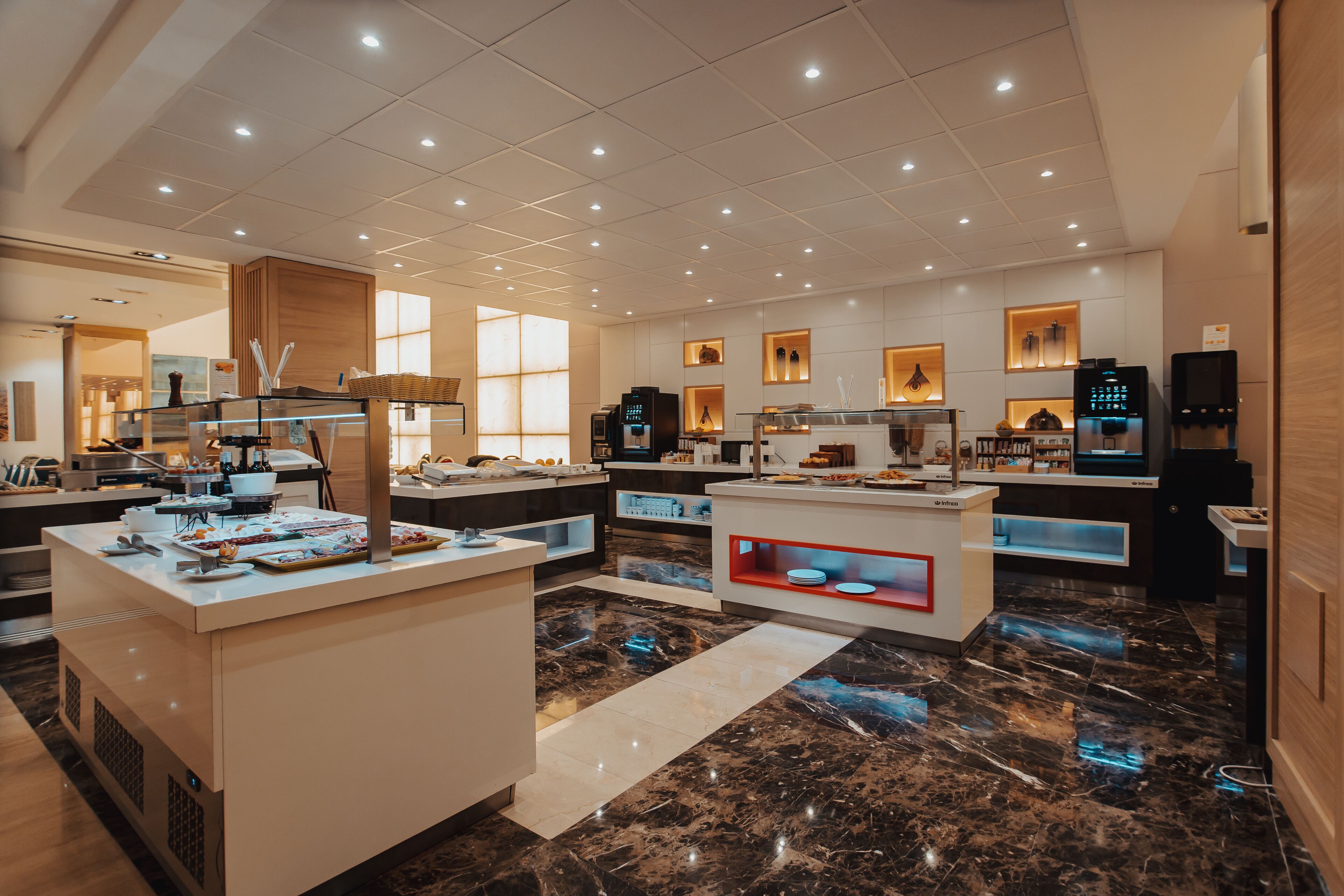 Pequeno-almoço tipo buffet diário (15 EUR por pessoa) 