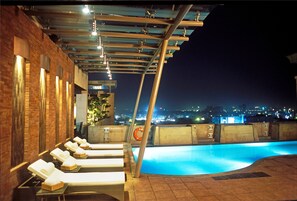 Piscina exterior, espreguiçadeiras 