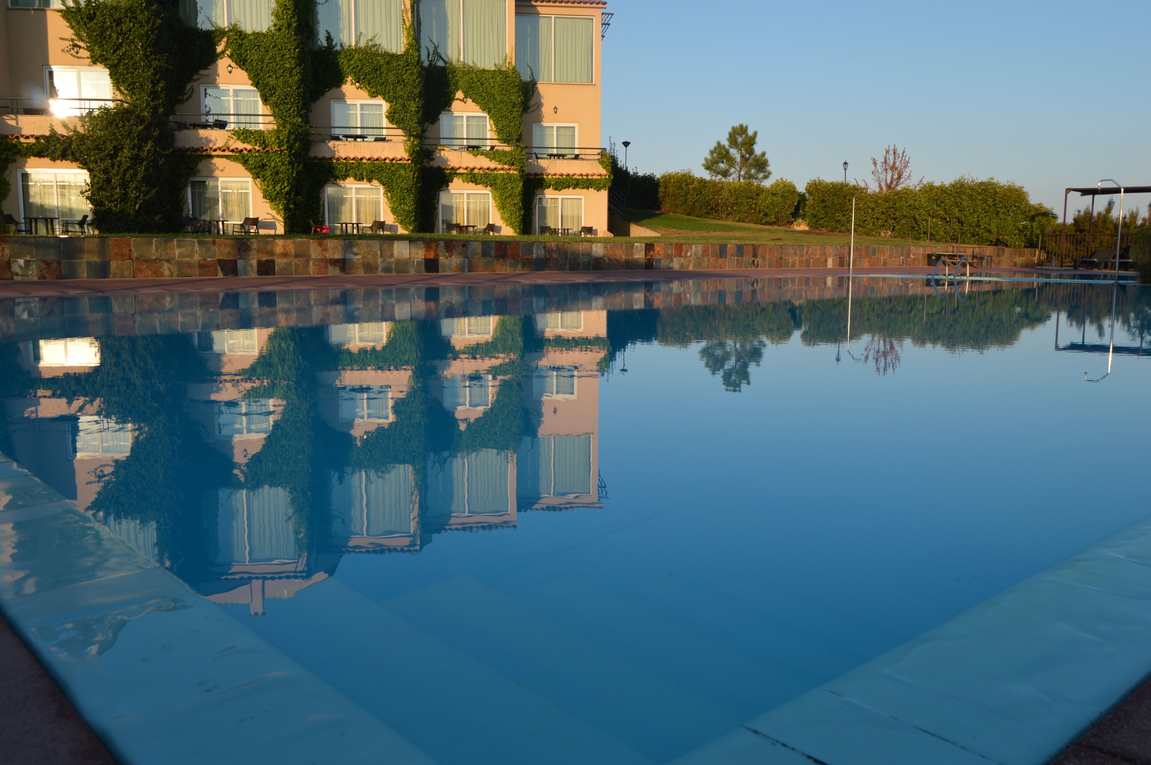 Piscina interior, piscina exterior, espreguiçadeiras 