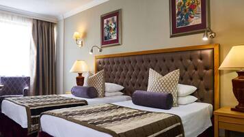 Cofres nos quartos, escrivaninha, cortinas blackout