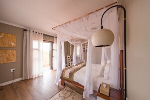 Roupa de alta qualidade, cofre no quarto, secretária