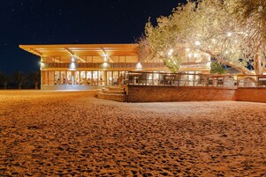 Fachada do alojamento (tarde/noite)