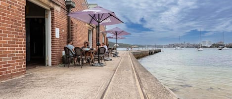 2 restaurantes, com serviço de café da manhã e jantar; culinária local