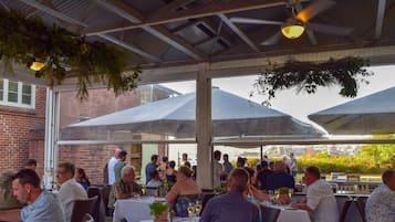 2 restaurantes, pequenos-almoços servidos, cozinha local