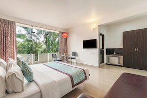 Quarto clássico, 1 cama de casal, sacada | Roupas de cama premium, escrivaninha, cortinas blackout