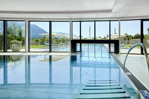 Piscina interior, 3 piscinas exteriores, guarda-sóis, espreguiçadeiras