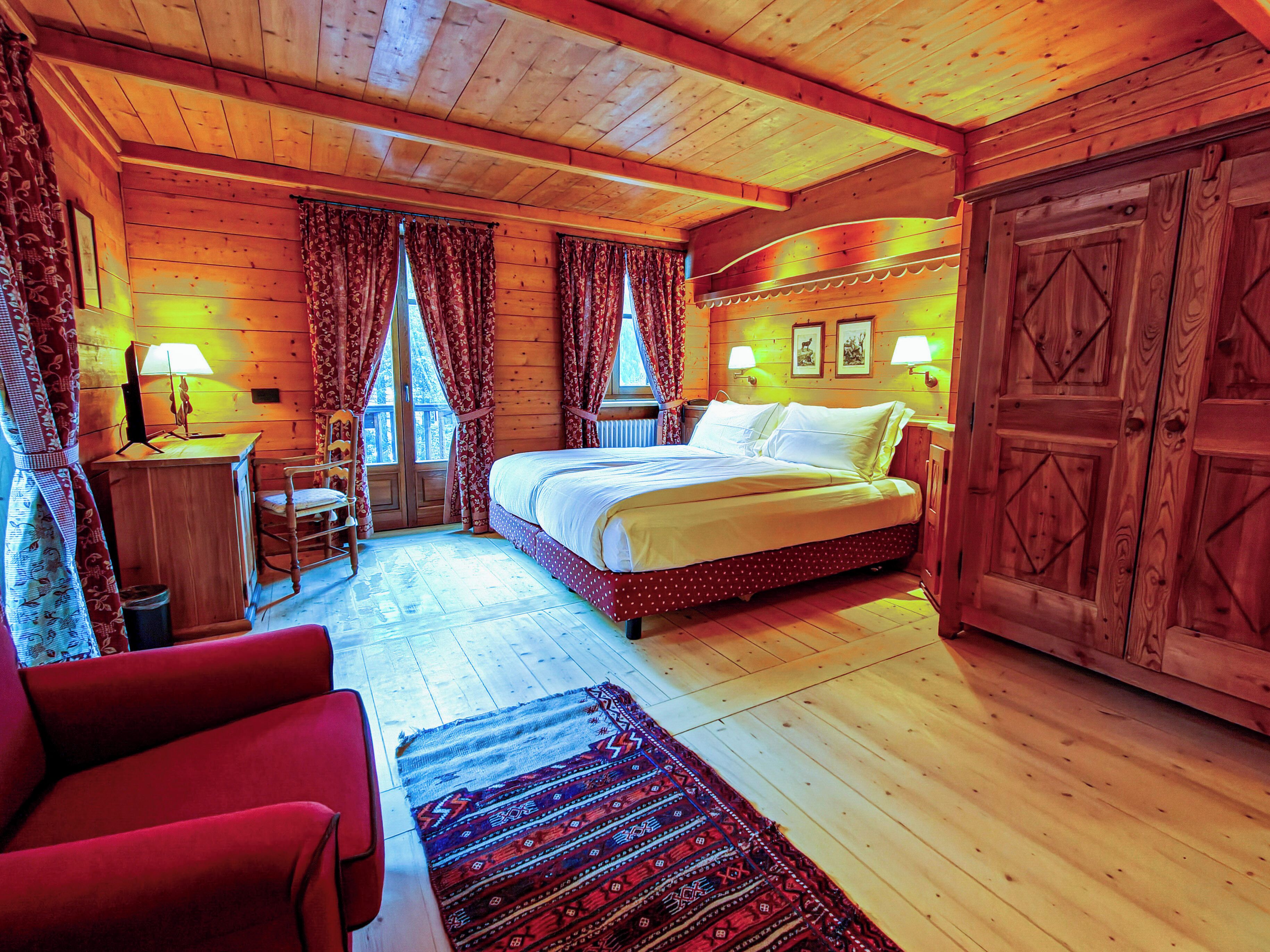 Quarto casal romântico | Roupas de cama premium, edredons de pluma, camas Select Comfort