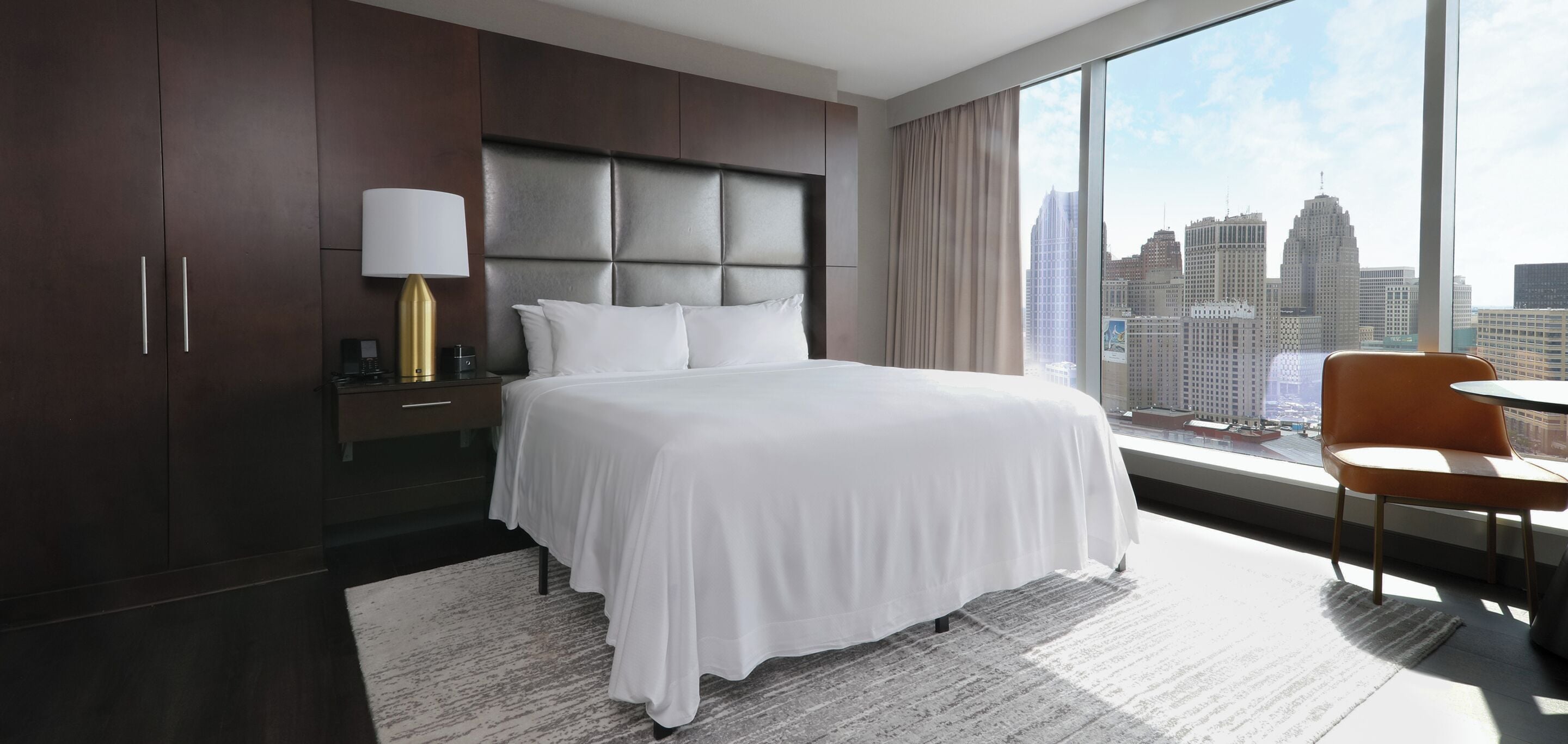 Roupas de cama premium, cofres nos quartos, escrivaninha