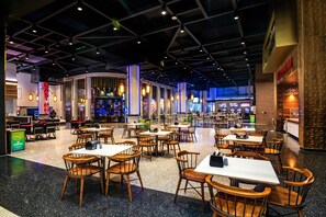 5 restaurantes: servem almoços, jantares e brunches