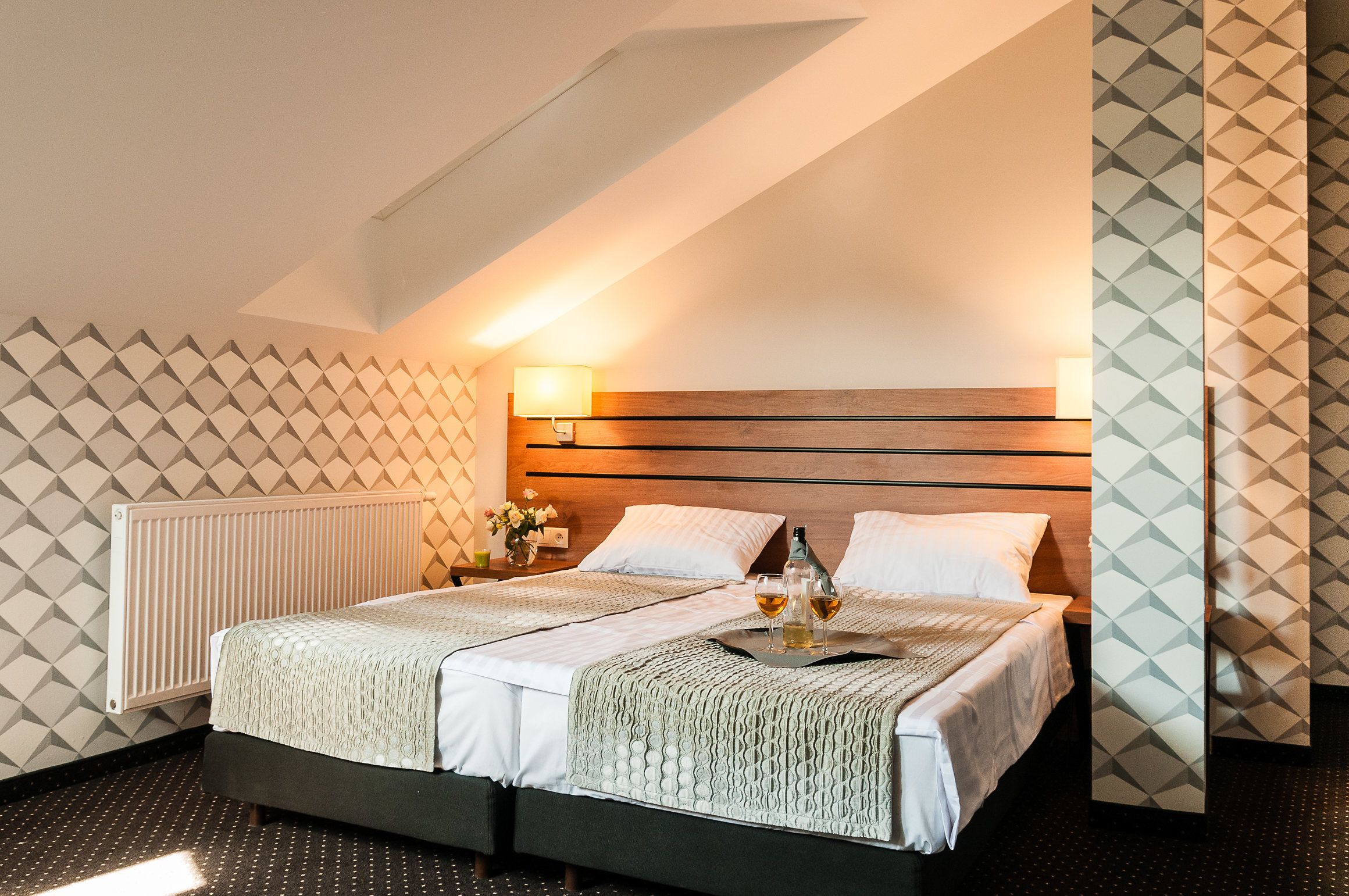 Secretária, secretária adequada para computadores portáteis 