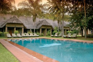 2 piscinas exteriores, guarda-sóis, espreguiçadeiras