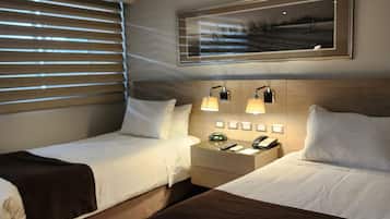 Minibar, cofre no quarto, secretária, cortinas/cortinados opacos