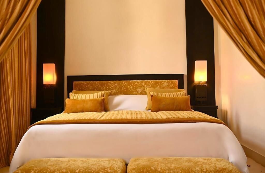 Quarto Deluxe | Roupa de alta qualidade, minibar, cofre no quarto, secretária 