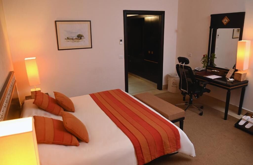 Roupa de alta qualidade, minibar, cofre no quarto, secretária 