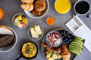 Pequeno-almoço tipo buffet diário mediante uma taxa 