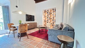 Apartamento luxo | Área de estar | TV de tela plana 50 polegadas com canais digitais, TV