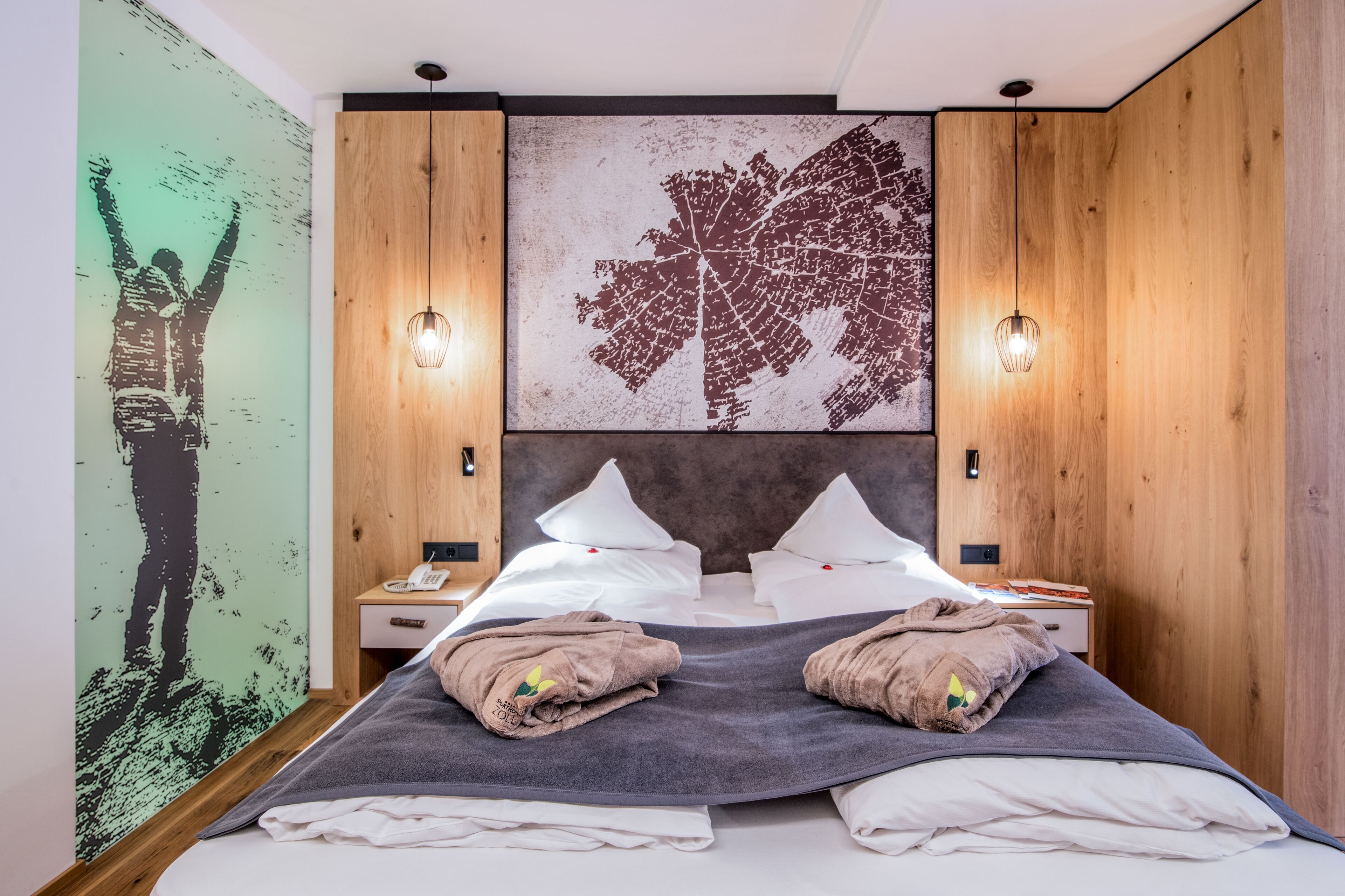 Quarto de hotel moderno com uma cama grande, paredes de painel de madeira e uma obra de arte com paisagem urbana acima da cama.