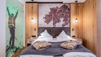 Quarto de hotel moderno com uma cama grande, paredes de painel de madeira e uma obra de arte com paisagem urbana acima da cama.