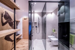 Quarto Duplo | Casa de banho | Um secador de cabelo, roupões, chinelos, um bidé 