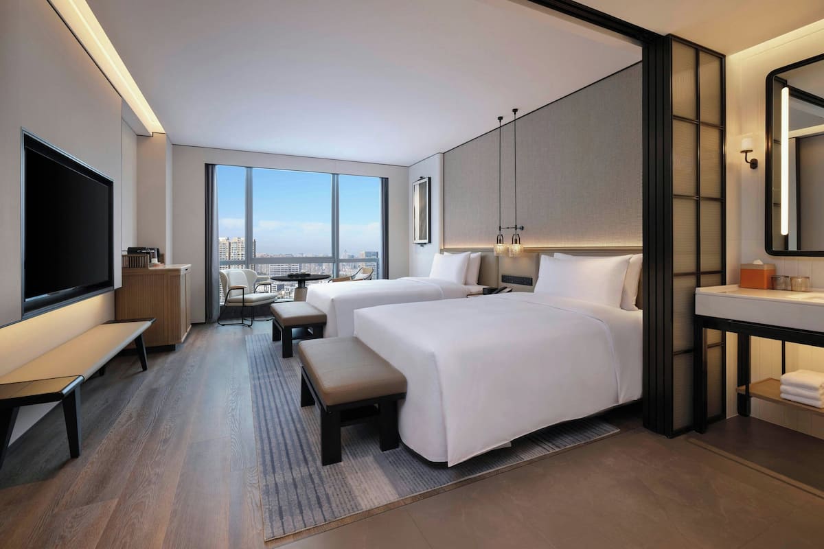 Frigobar, cofres nos quartos, escrivaninha