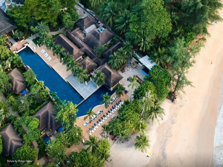 3 piscinas exteriores, guarda-sóis, espreguiçadeiras