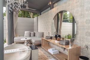 One Bedroom Pool Villa Suite | Casa de banho | Um polibã e uma banheira separados, uma banheira de imersão total